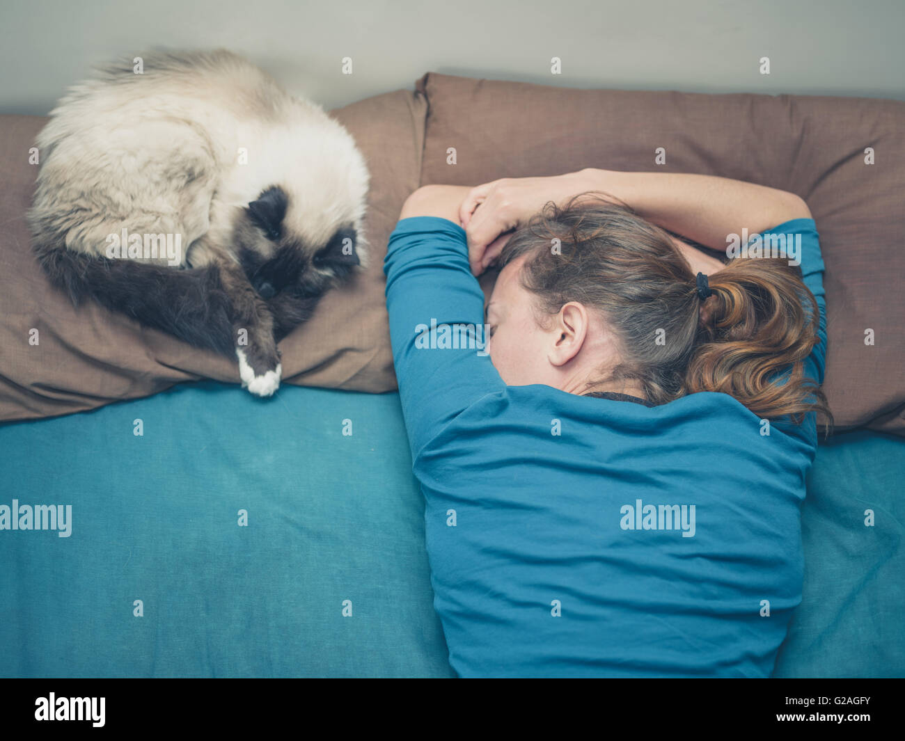 Persona Che Dorme Nel Letto Immagini e Fotos Stock - Alamy