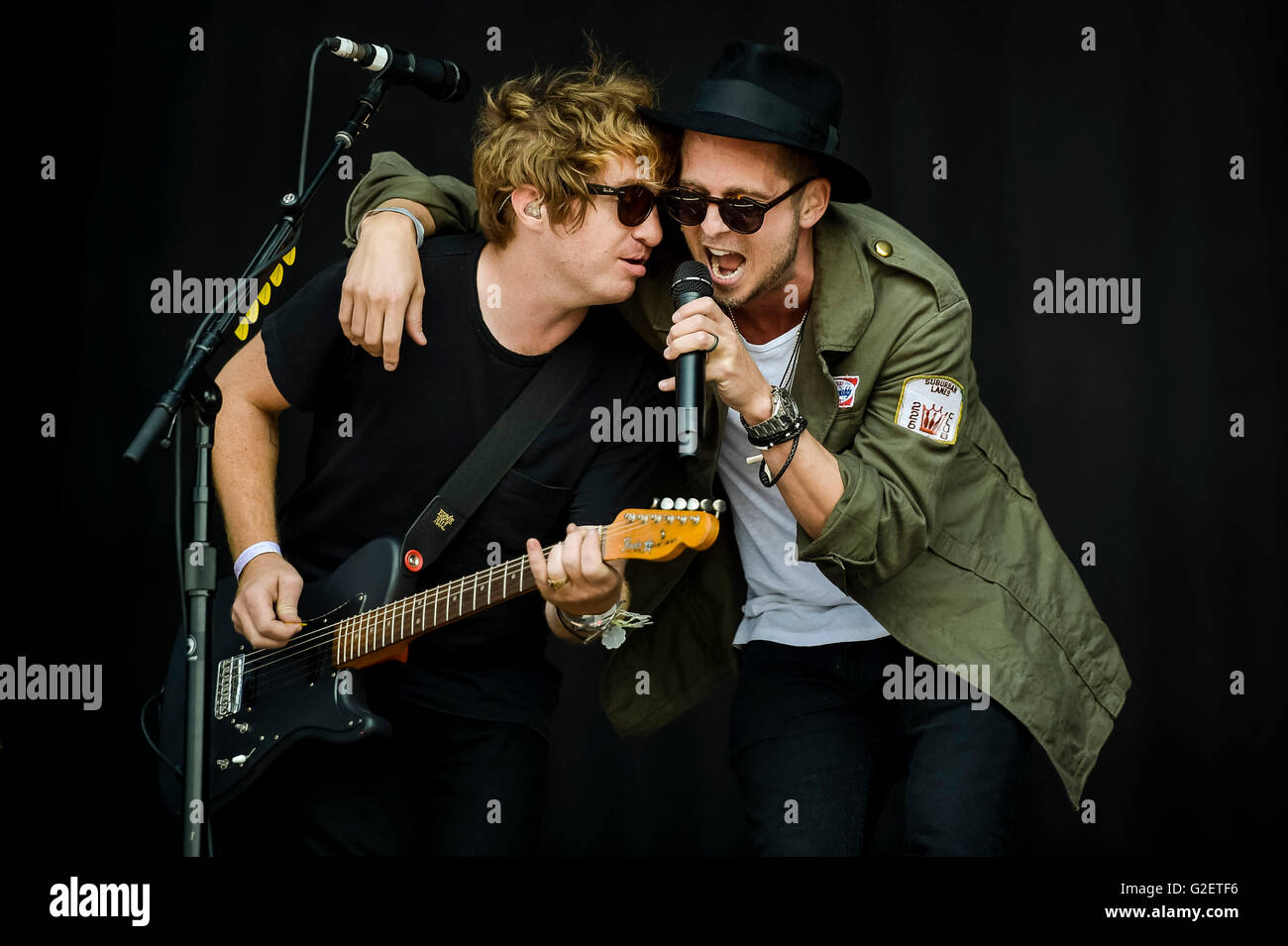 Il chitarrista drew brown si esibisce sul palco immagini e fotografie stock ad alta risoluzione ...