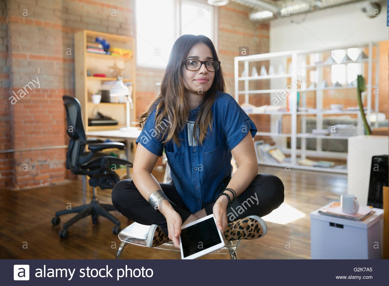 A gambe incrociate seduto a gambe incrociate immagini e fotografie stock ad alta risoluzione ...