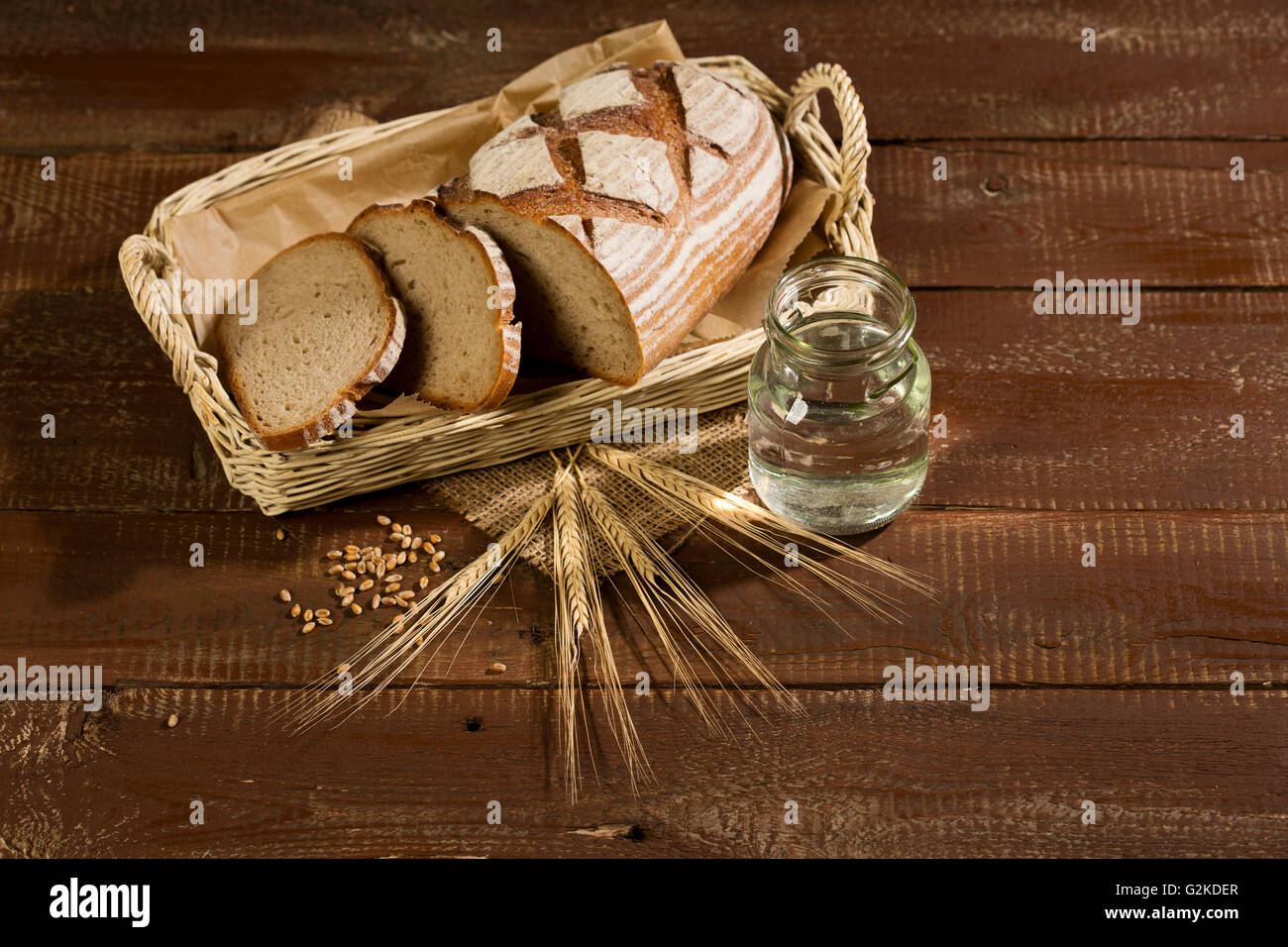 Paper spikes immagini e fotografie stock ad alta risoluzione - Alamy