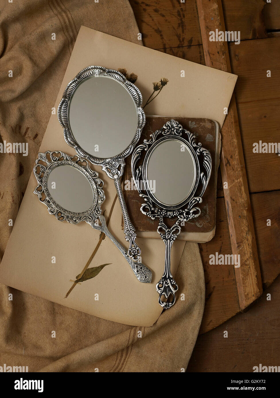 Specchi antichi immagini e fotografie stock ad alta risoluzione - Alamy