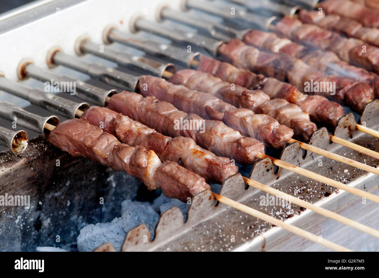 L'Italia, Abruzzo, arrosticini, spiedini di pecora su fuoco di carbone ...