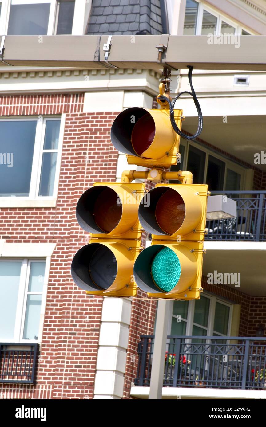 Un traffico di segnale di luce la visualizzazione della spia verde Foto ...