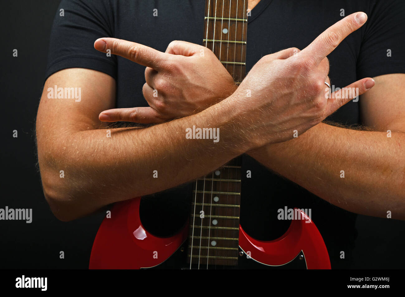 L'uomo mani abbracciando red sg guitar collo con diavolo corna rock ...