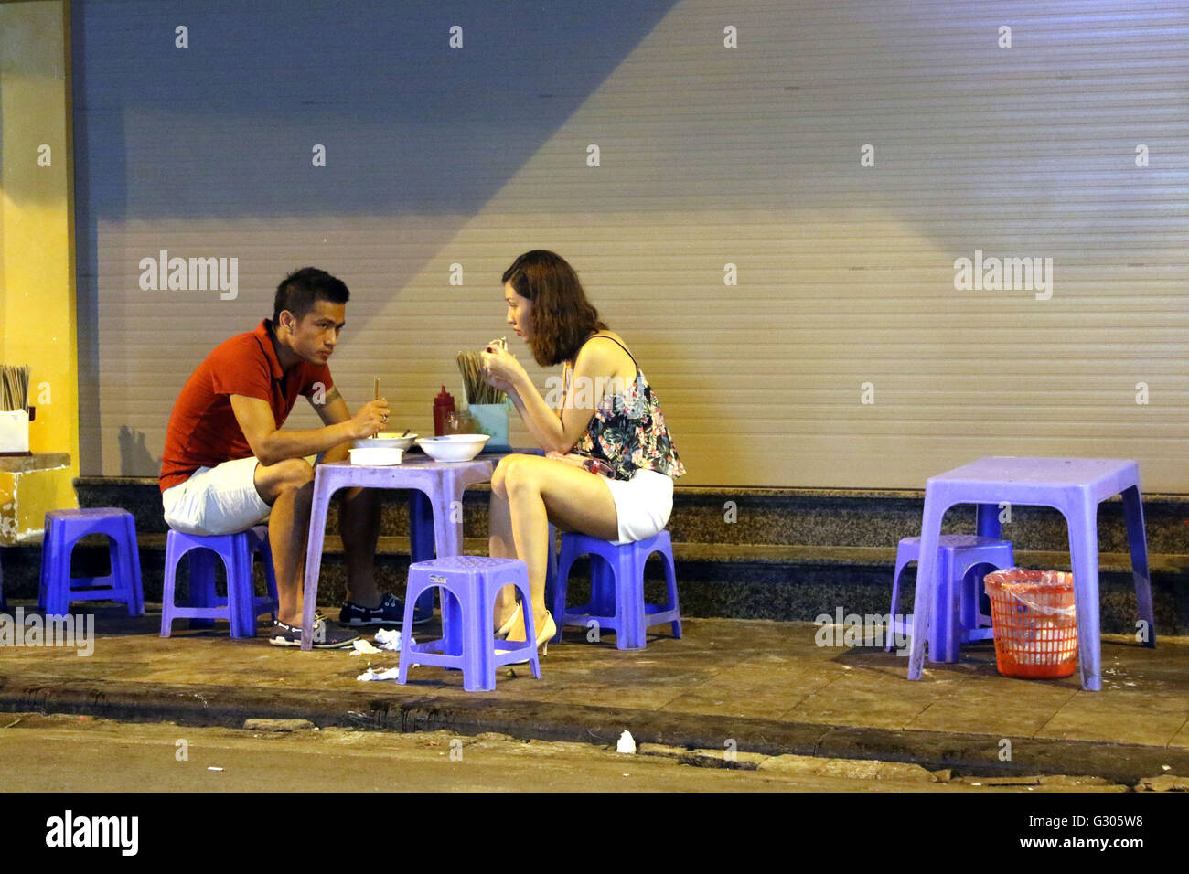 Mangiare al ristorante immagini e fotografie stock ad alta risoluzione ...