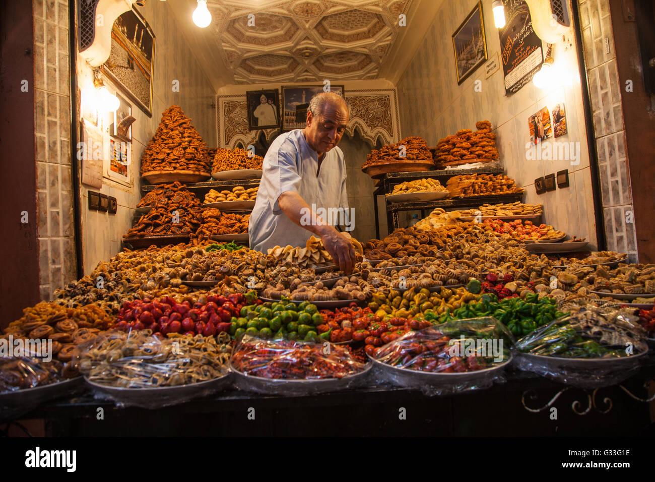Cibo marocchino, frutta, ortaggi, olive, pasticceria e spezie al ...