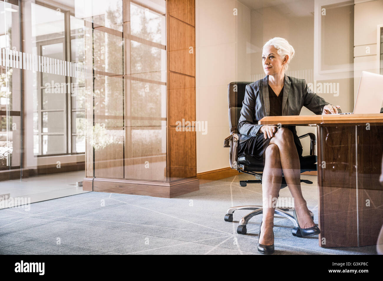 Gambe accavallate incrociate immagini e fotografie stock ad alta risoluzione - Alamy