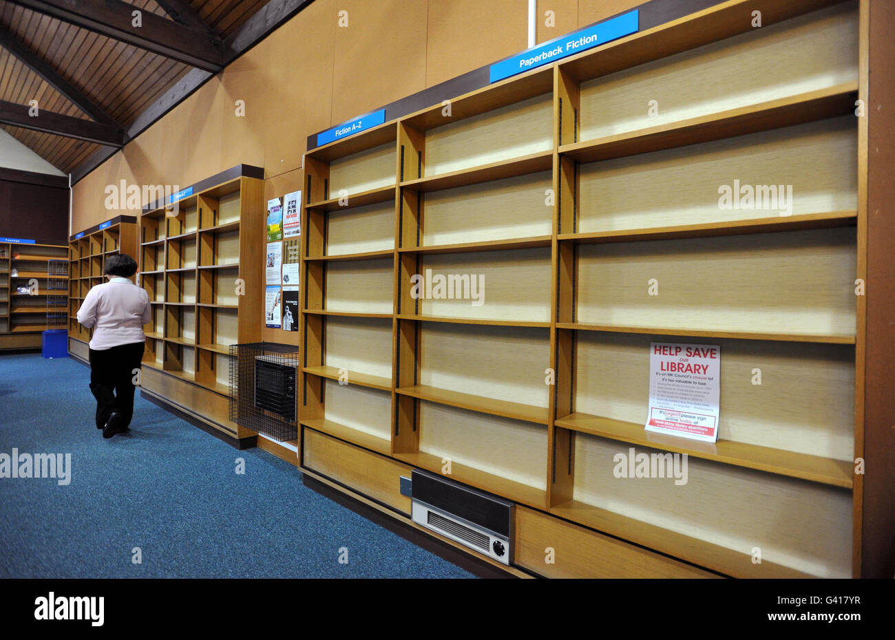 Supera gli scaffali vuoti della biblioteca in pietra stratfordica ...