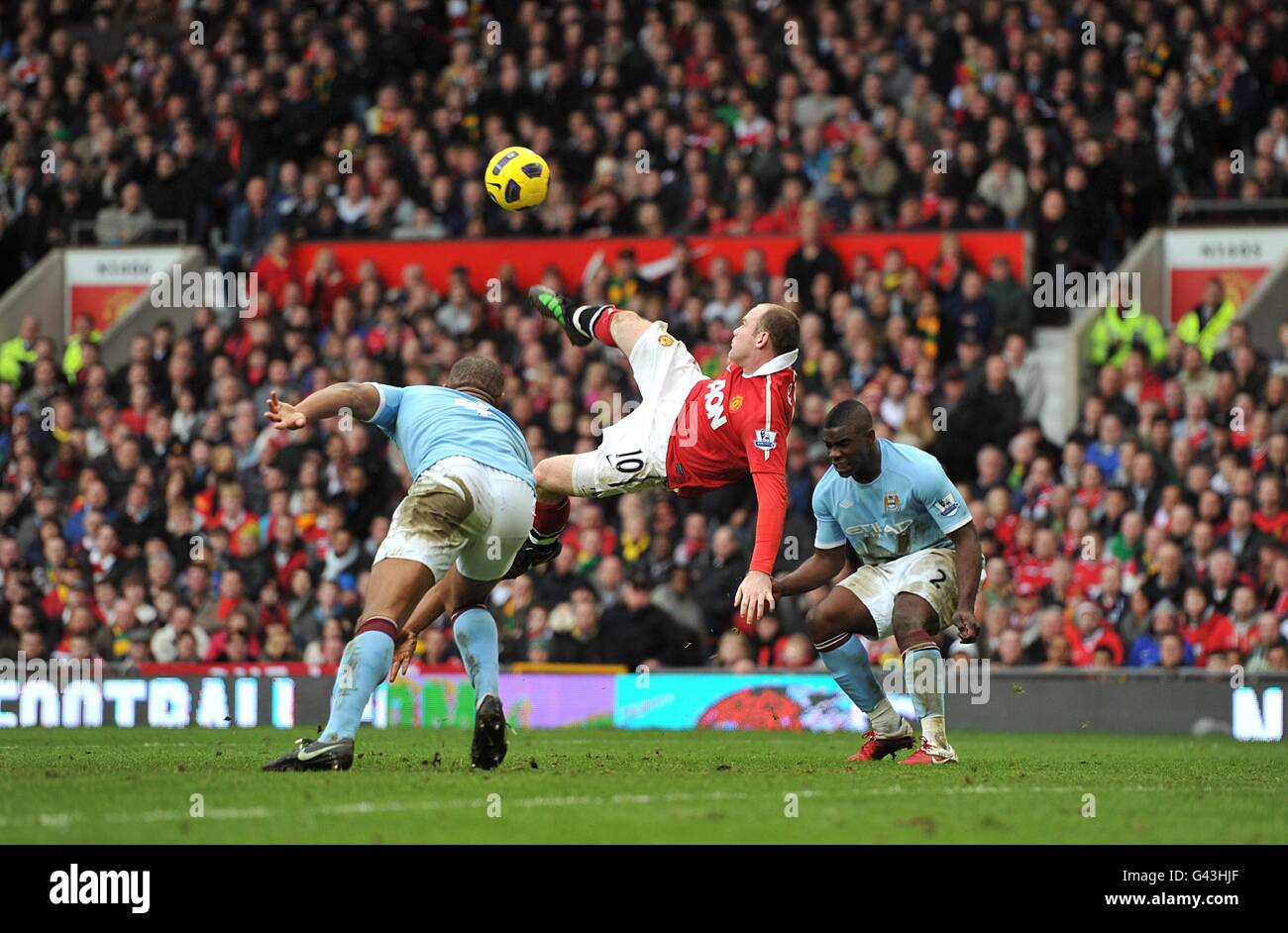 Palla calcio a figura intera vista generale gv goal natpub ...