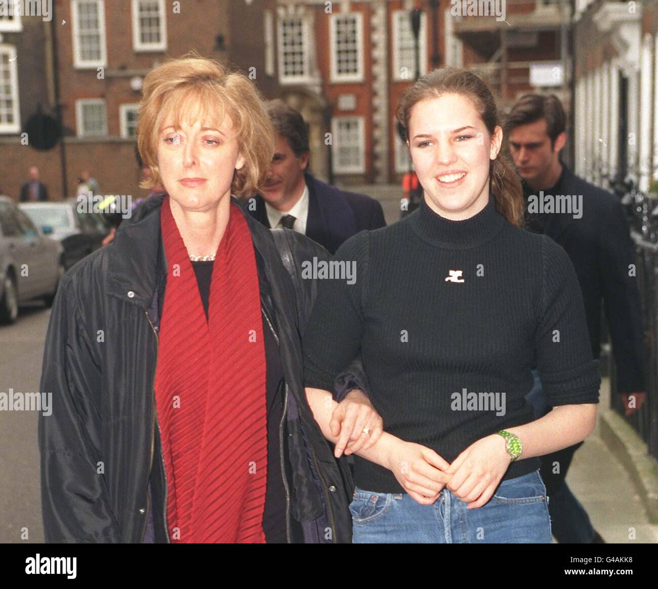 Victoria Aitken, 17 anni, e sua zia Maria Aitken, vicino alla sua casa ...
