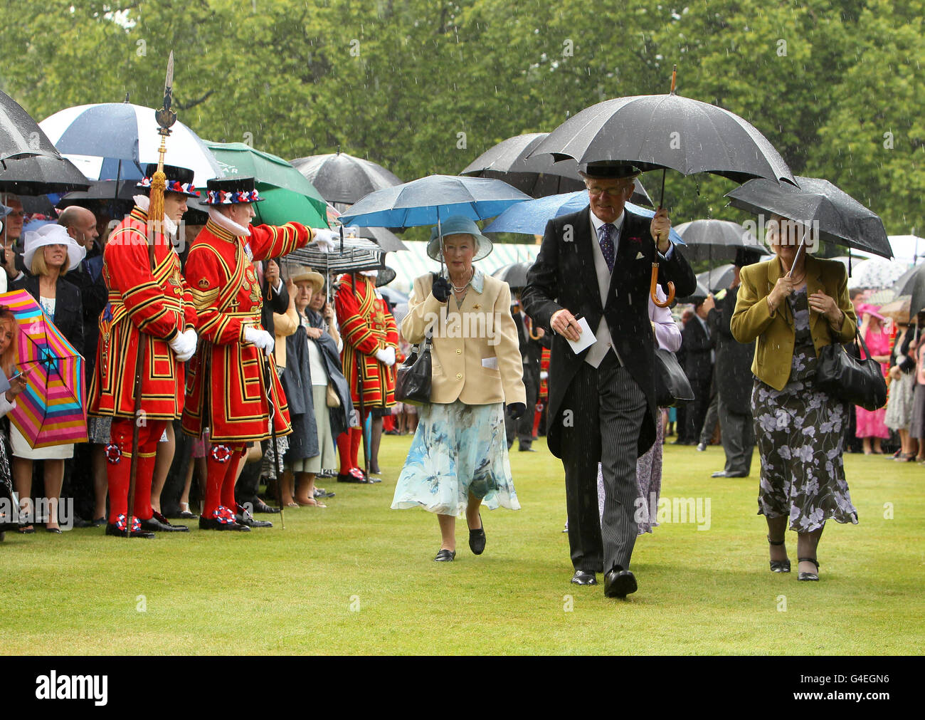 Per una festa in giardino ospitata da britains queen elizabeth ii ...