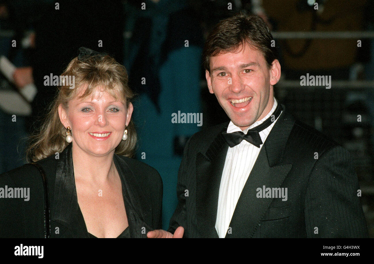 PA NEWS FOTO 18/2/92 BRYAN ROBSON e moglie Denise arriva alla premiere ...