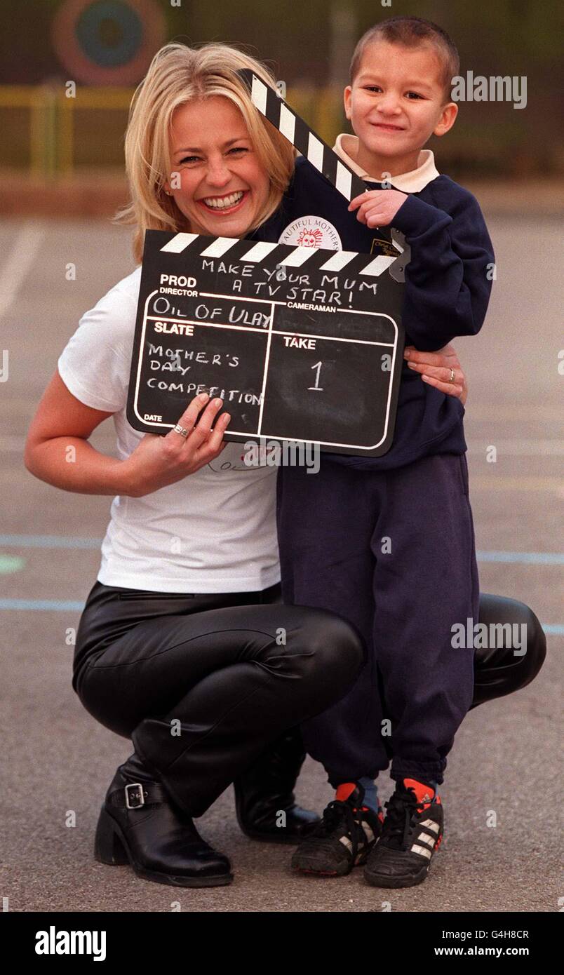 Il presentatore televisivo Ulrika Jonsson con Joseph Ryle, 7, della ...