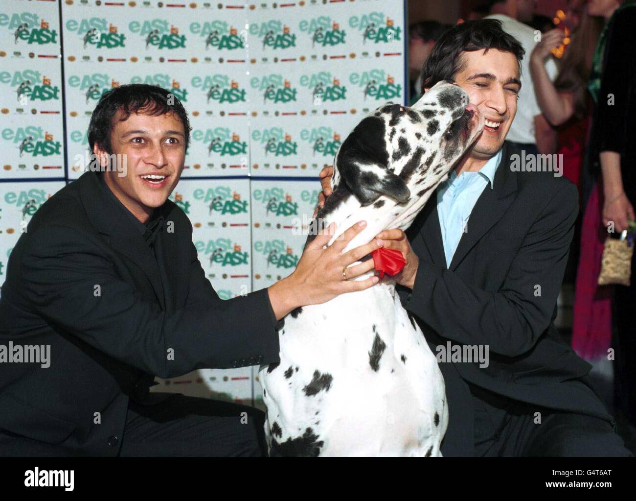 Gli attori Chris Bisson (a sinistra), del sapone televisivo Coronation ...