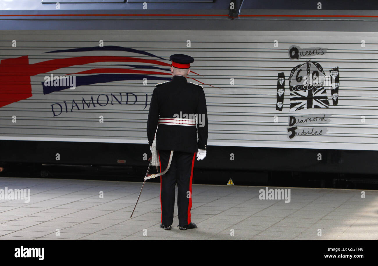 Arriva il treno reale che trasporta la regina elisabetta ii immagini e ...