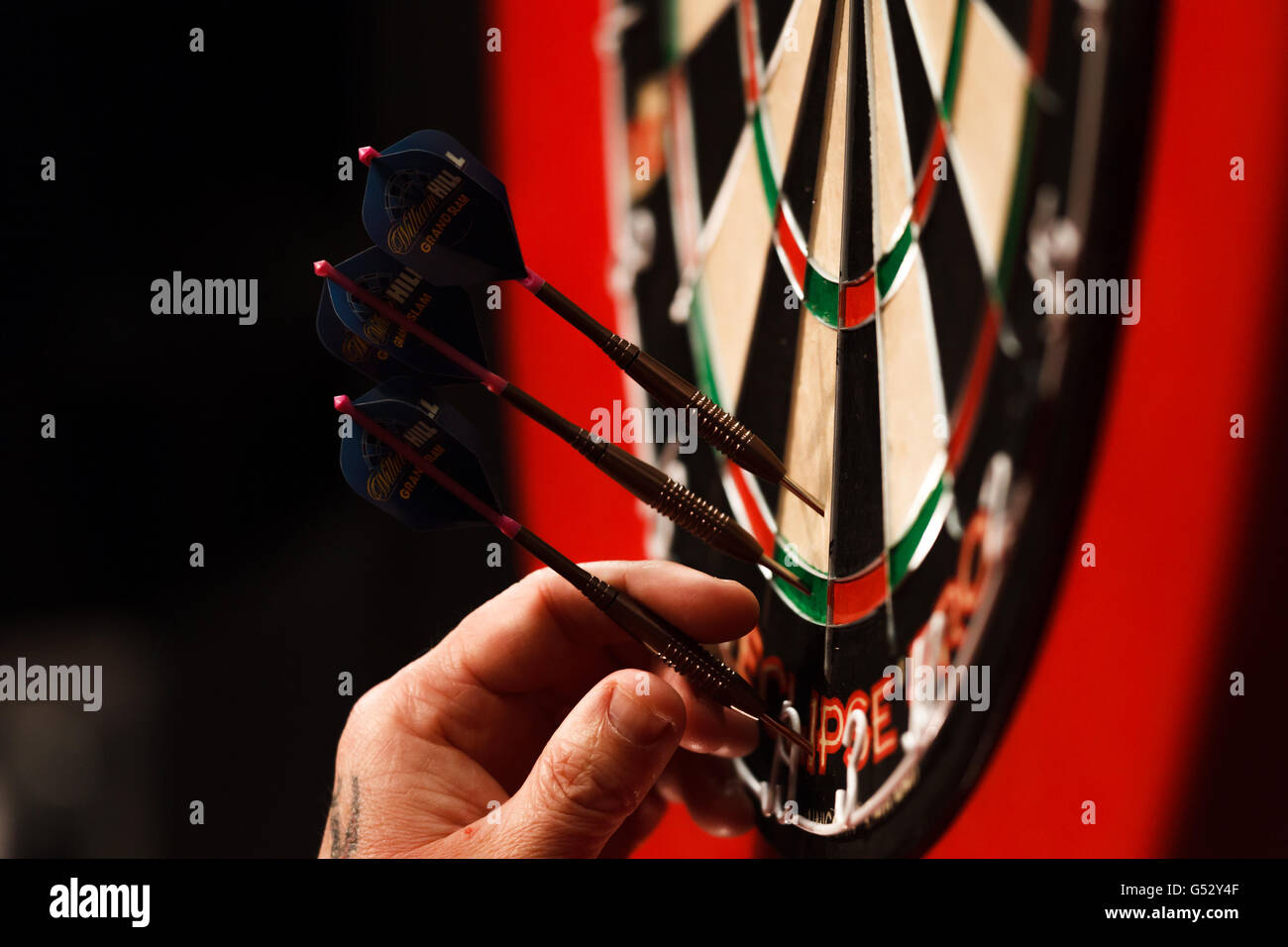 Phil taylor rimuove le sue freccette dal tabellone immagini e ...