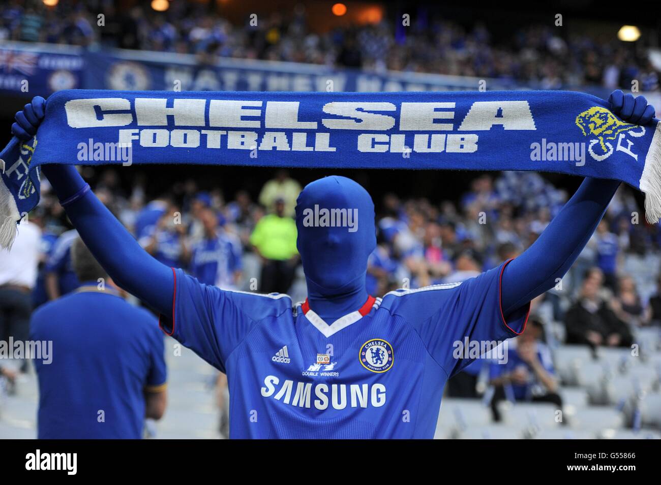 Allianz arena un tifoso del chelsea sugli spalti immagini e fotografie ...