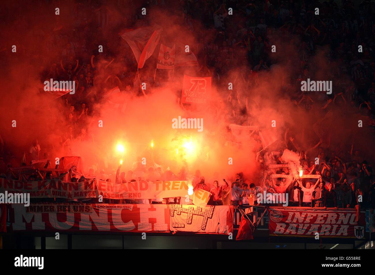 Bayern munich fan sugli spalti dell'allianz arena immagini e fotografie ...