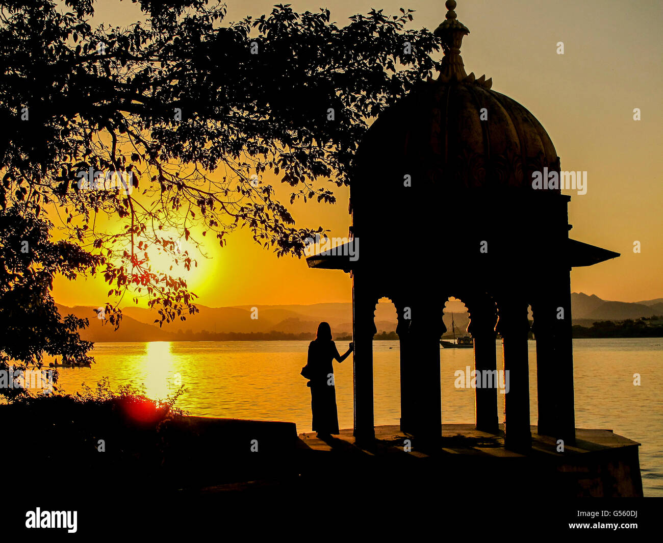 Sagoma al tramonto a udaipur immagini e fotografie stock ad alta ...