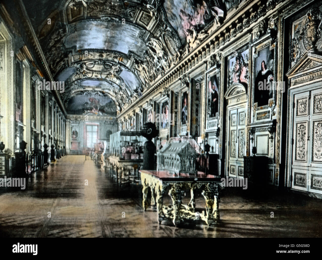 Im Inneren des Louvre di Parigi. All'interno del museo del Louvre a ...