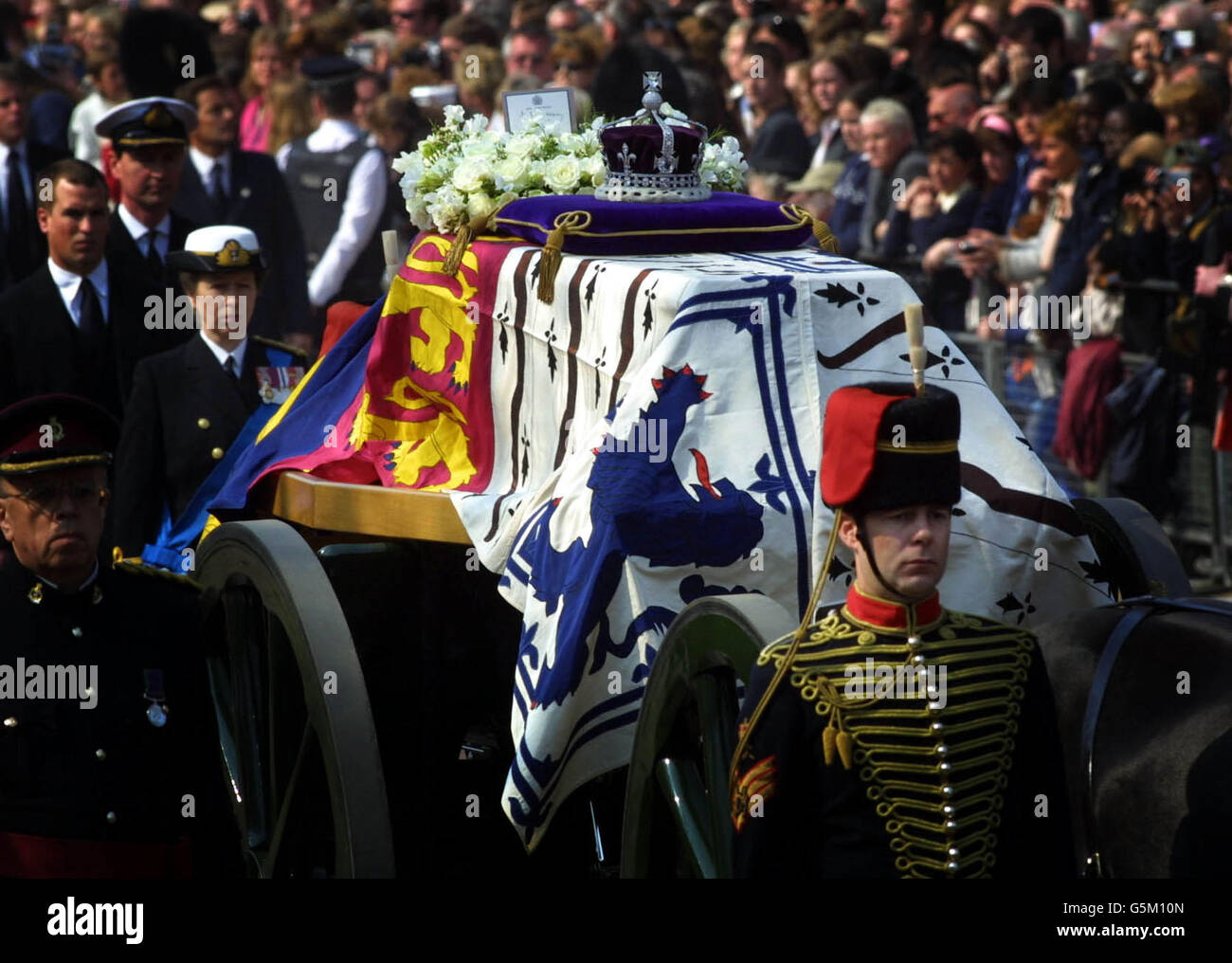 La bara della Regina Elisabetta la Regina Madre seguita dai membri ...