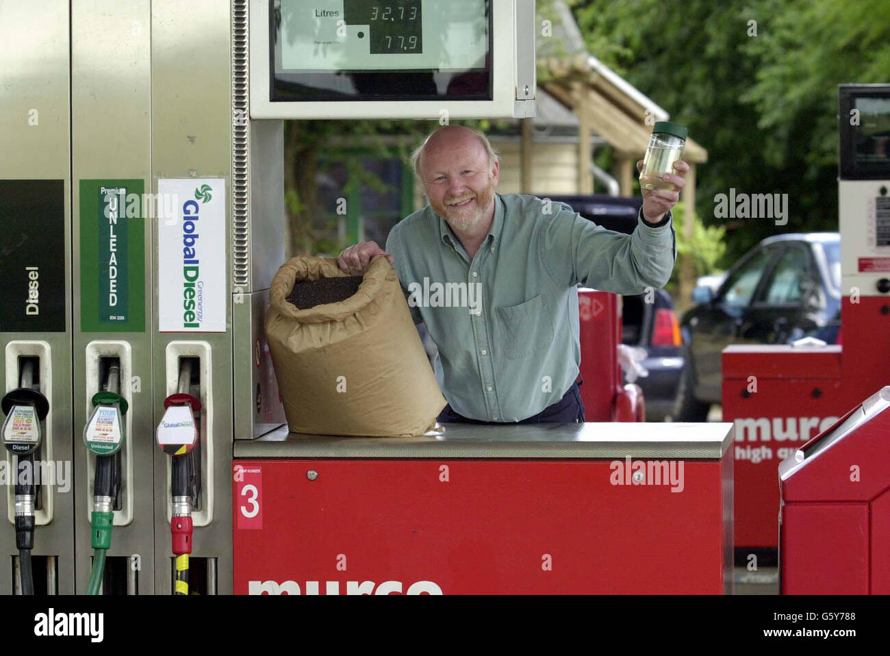 Roger Budgeon, proprietario di Holbrook Garage, Bisley, nei pressi di ...