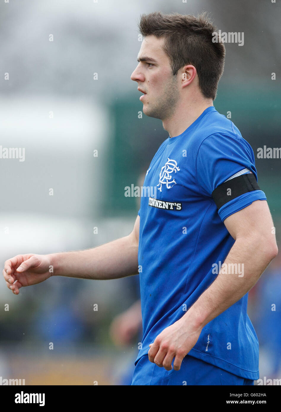 Andrew Little dei Rangers indossa una band a braccio nero per il membro ...