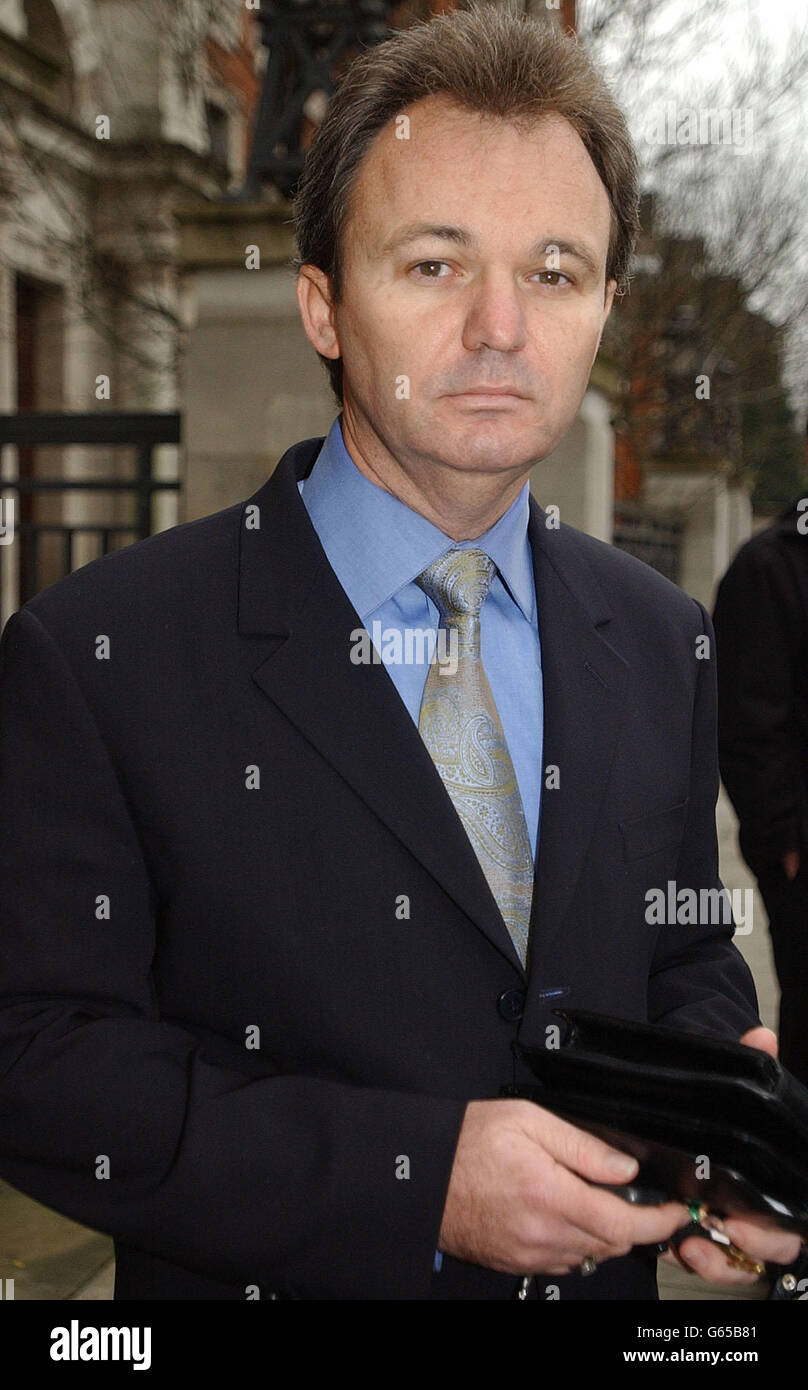 Il truffatore condannato peter foster che lascia la fidanzata di casa ...