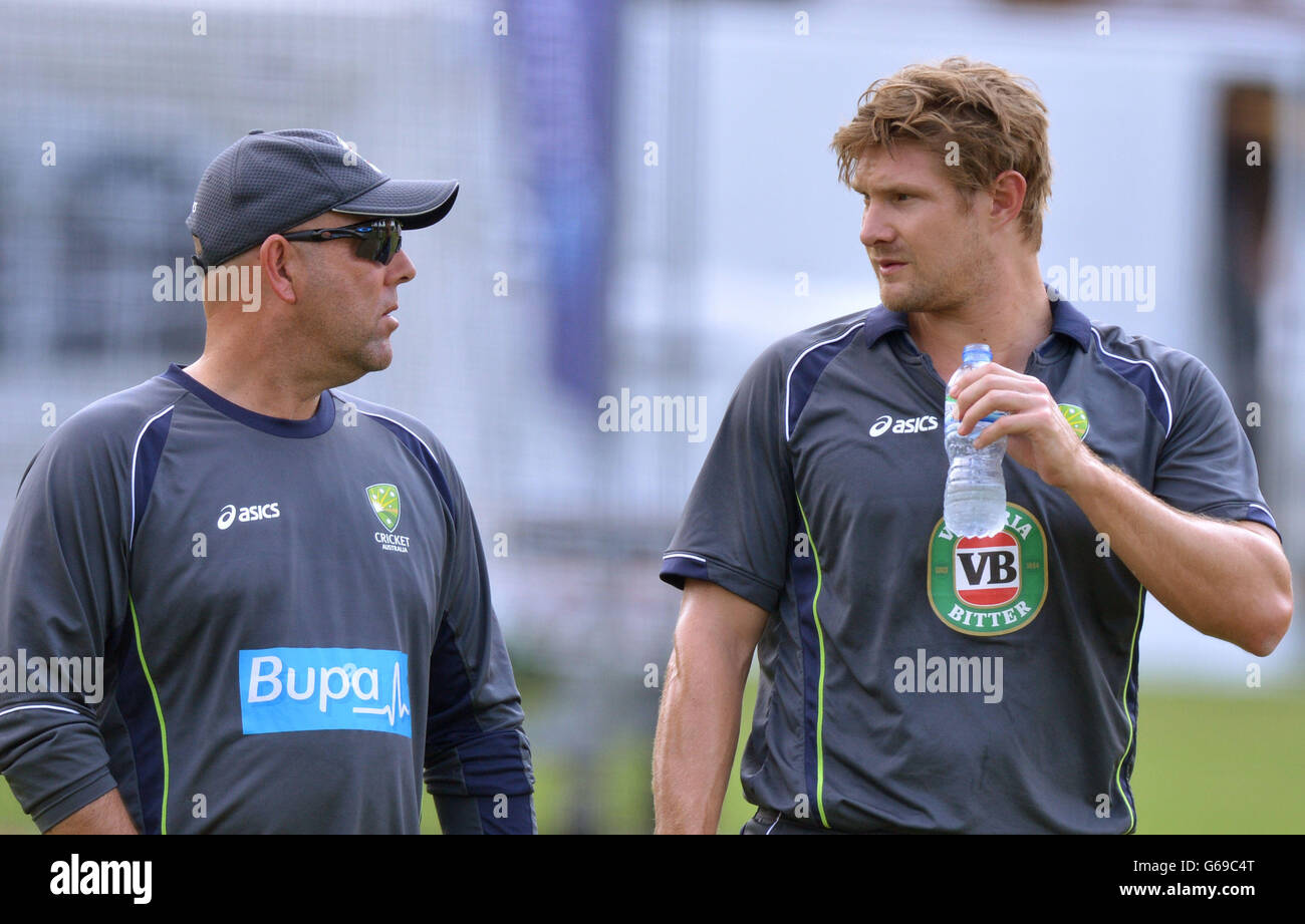 Darren Leahmann dell'Australia (a sinistra) parla con Shane Watson ...