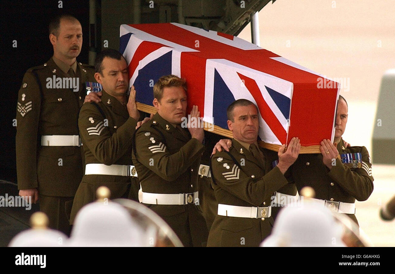 Militare morte bara union jack flag soldato uniforme guerra iraq ...