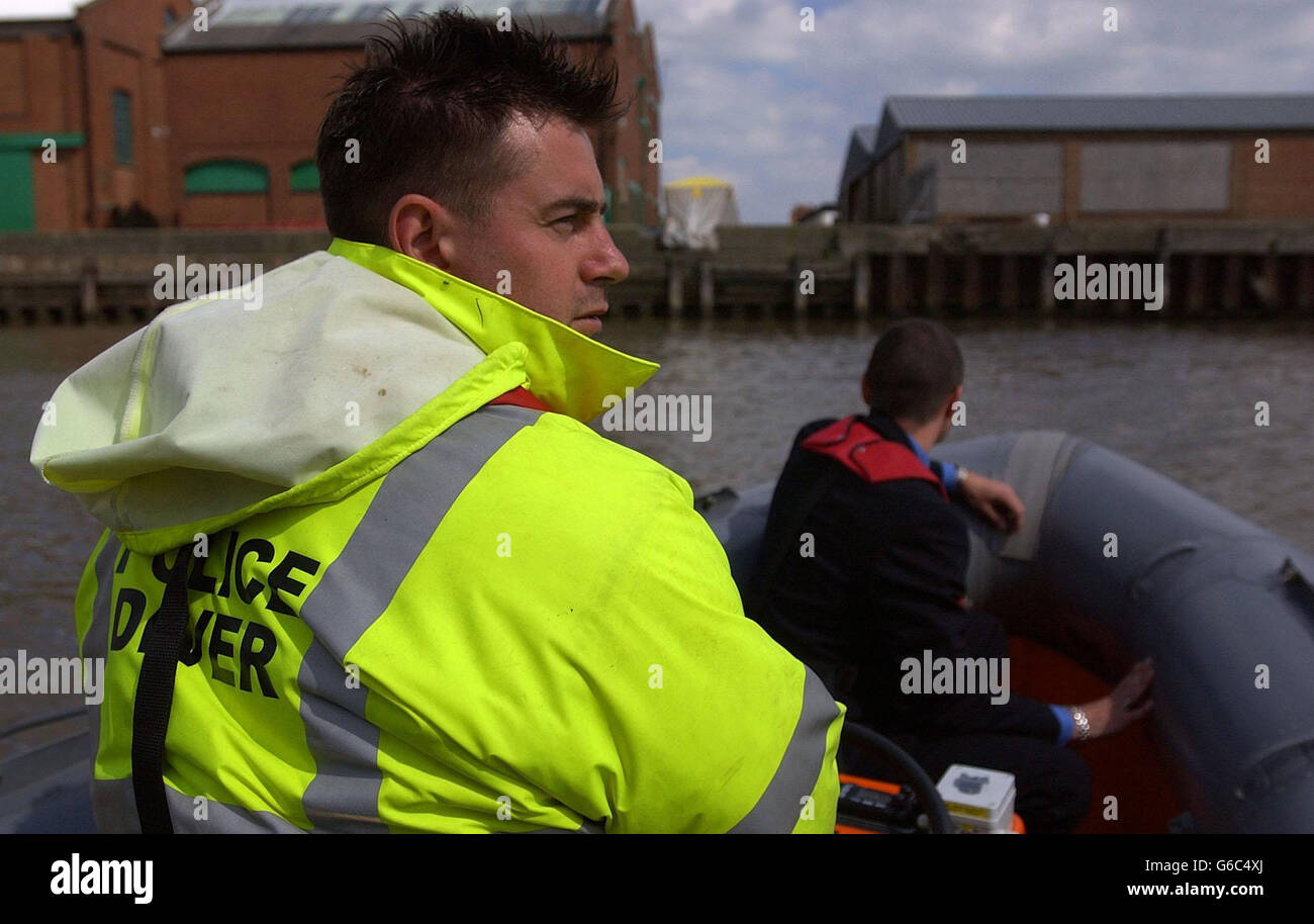 Ricerca di polizia di bambini scomparsi ricerca immagini e fotografie ...