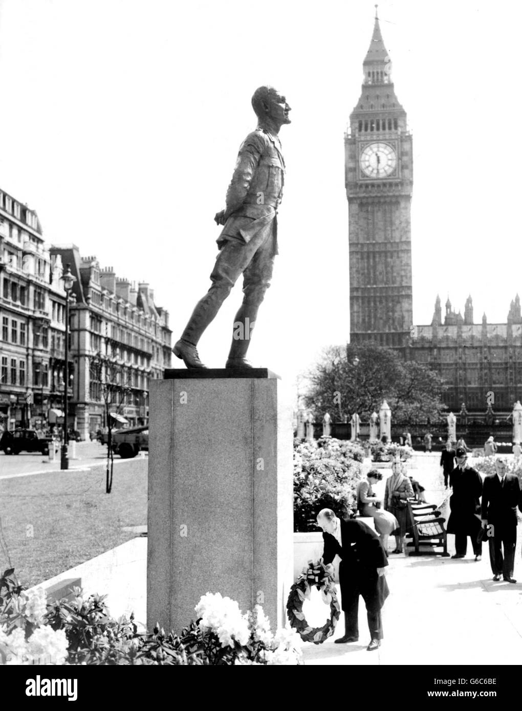 Sir roderick jones pone una corona di allori inscritta immagini e ...