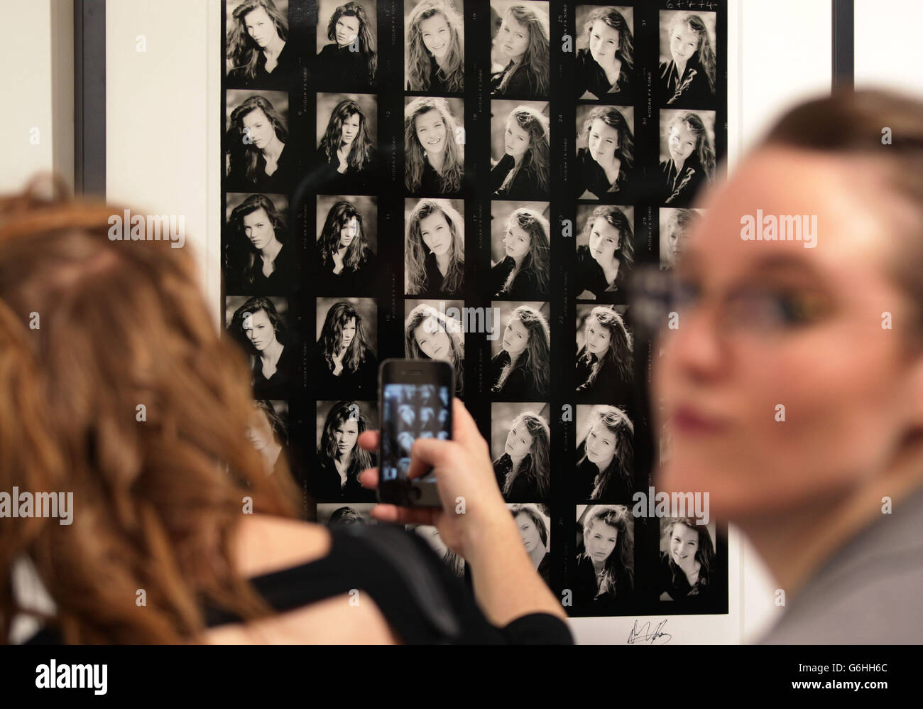 Un visitatore scatta una foto sul suo telefono di un foglio di contatto ...