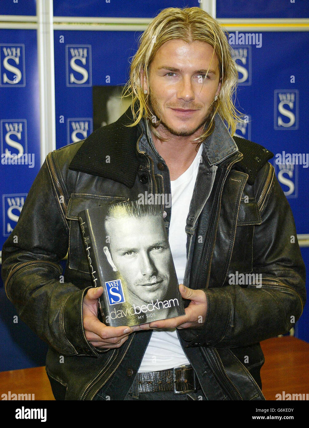 Il capitano del calcio inglese david beckham tiene copia della sua ...