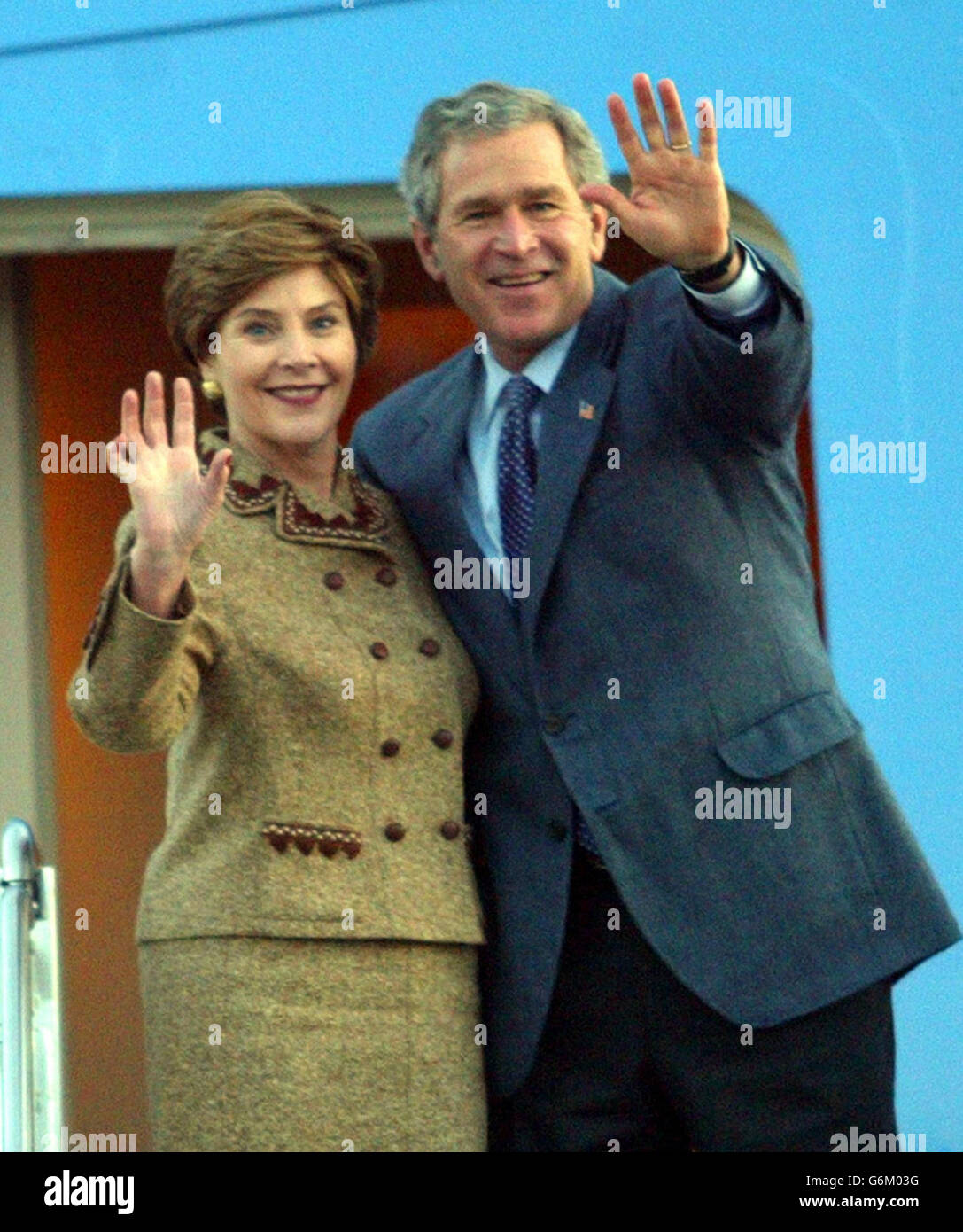 Politica con la moglie che saluta george w bush laura bush immagini e ...