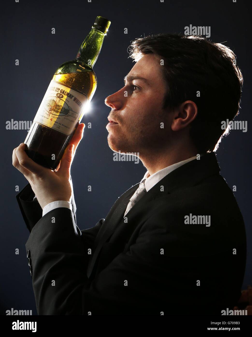 Joe Trotter, dipendente della McTear's Auctioneers, con un whiskey ...