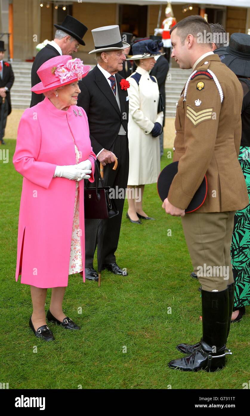 La regina elisabetta ii parla del caporale cavallo jamie elliot ...