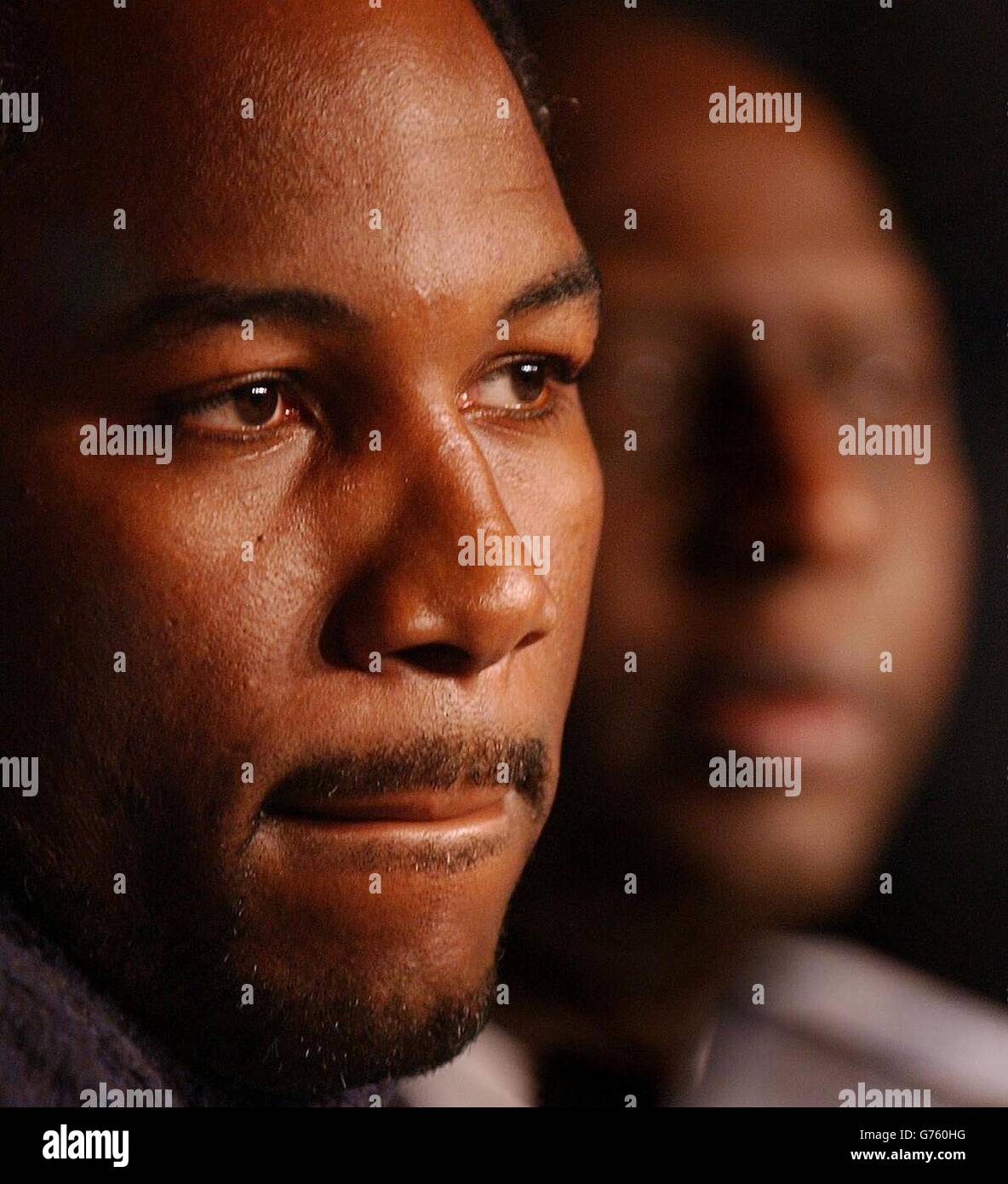 Lennox Lewis, con il manager Adrian Ogun (R) in una conferenza stampa a ...