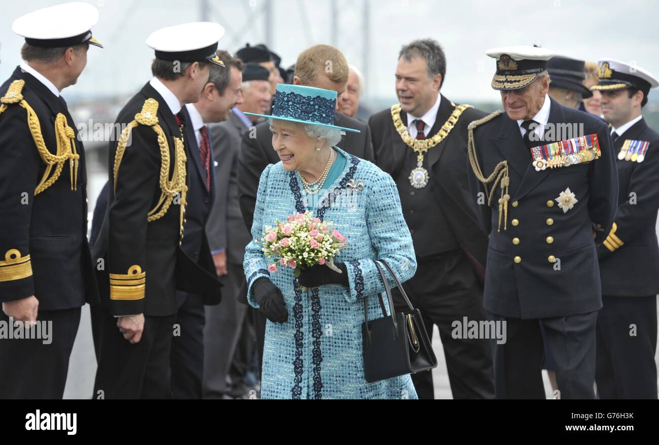 La regina elisabetta ii incontra i soldati della regina cameron ...