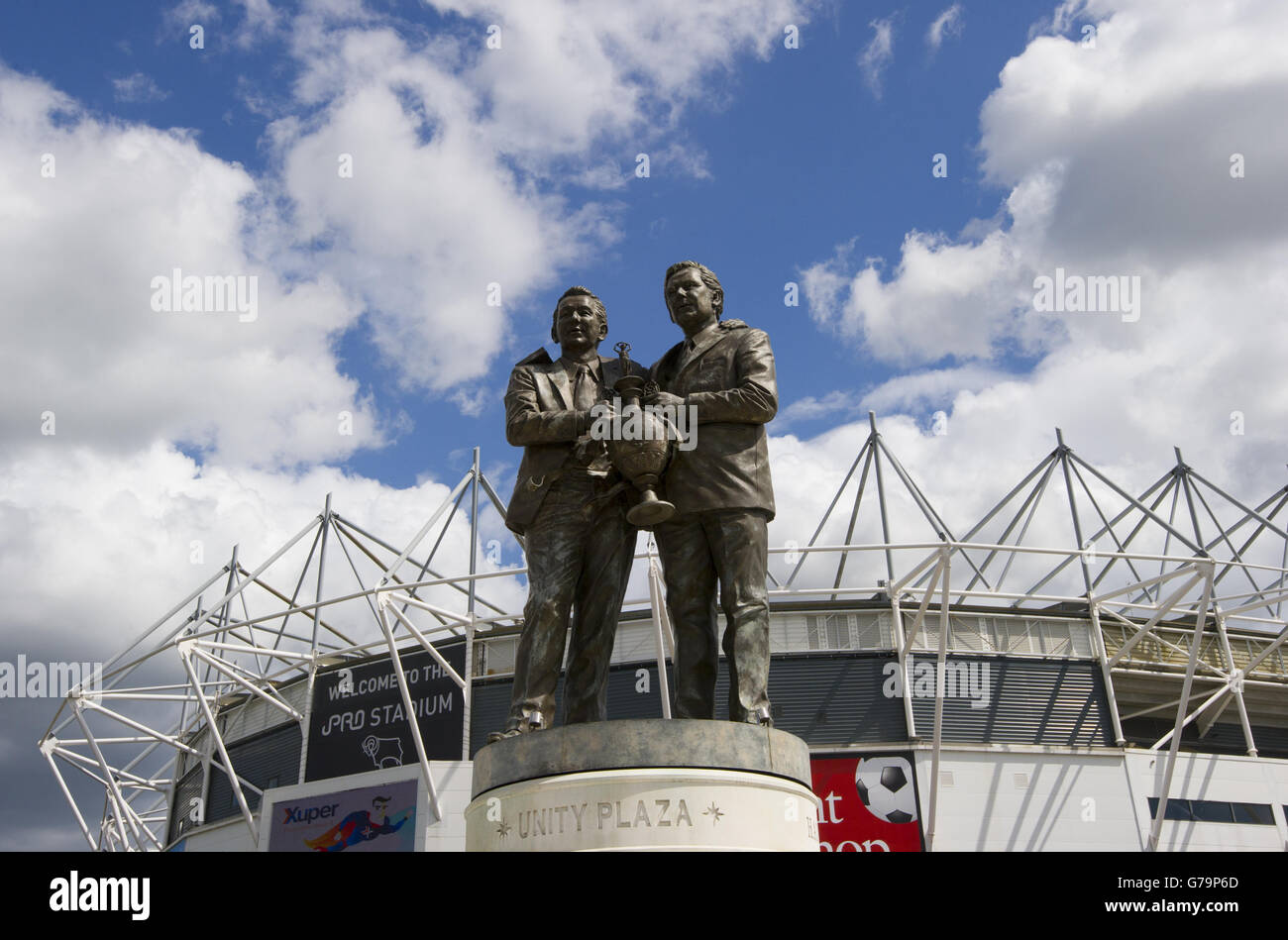 La statua di brian clough peter taylor fuori dallo stadio ipro immagini ...