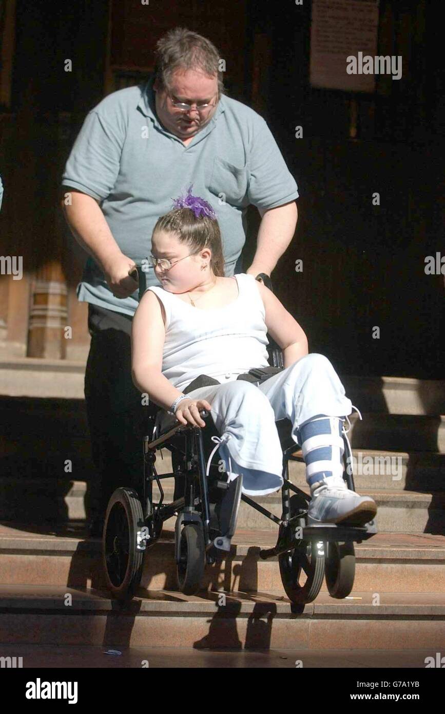 Sadie Stevens arriva a Birmingham Magistrates Court, aiutato da un ...