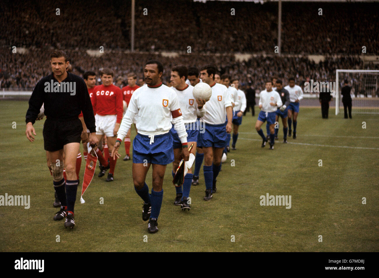 (L-R) le due squadre sono guidate dai loro capitani, Lev Yashin dell ...