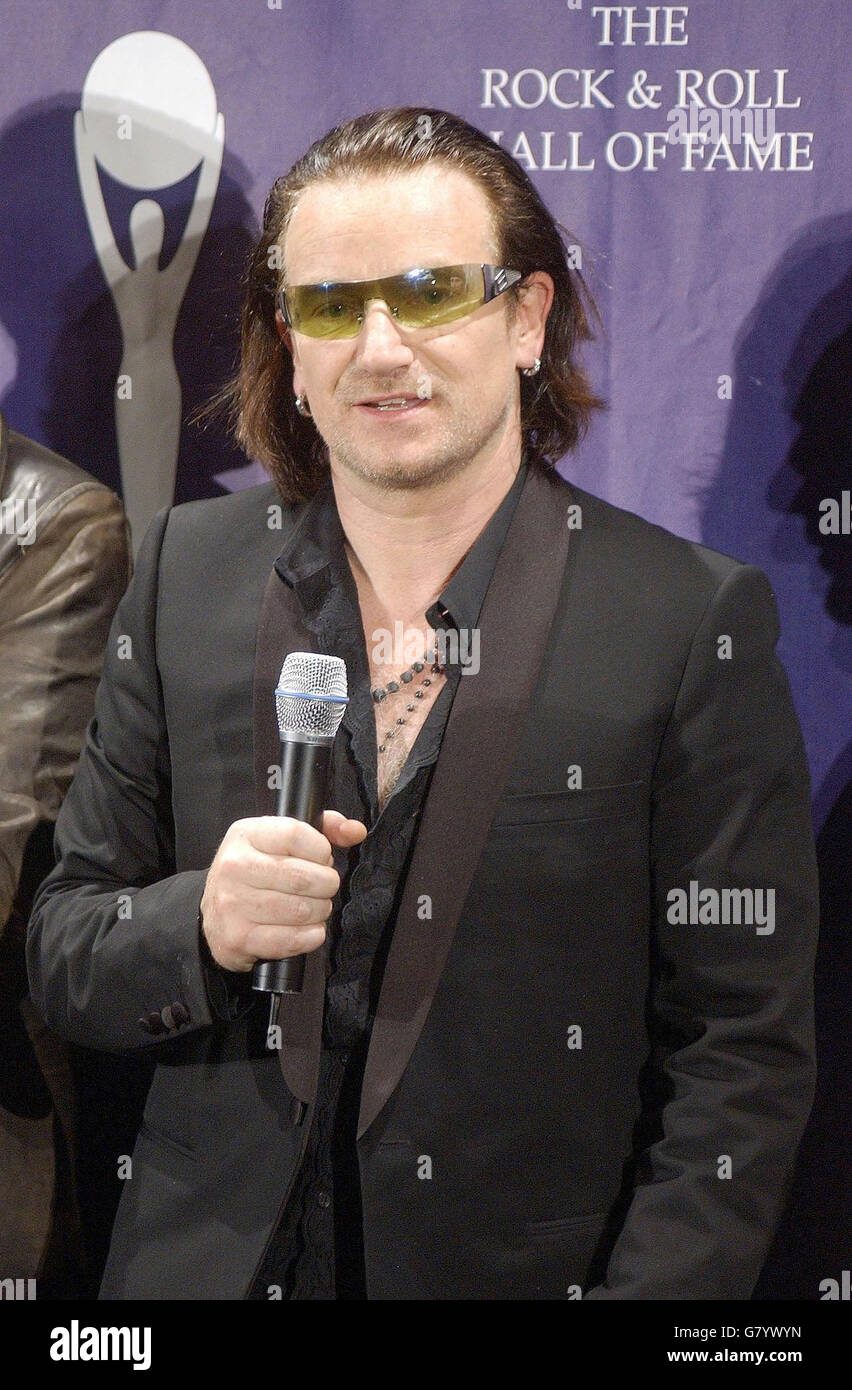 Bono, cantante del gruppo rock irlandese U2, dopo la loro introduzione ...