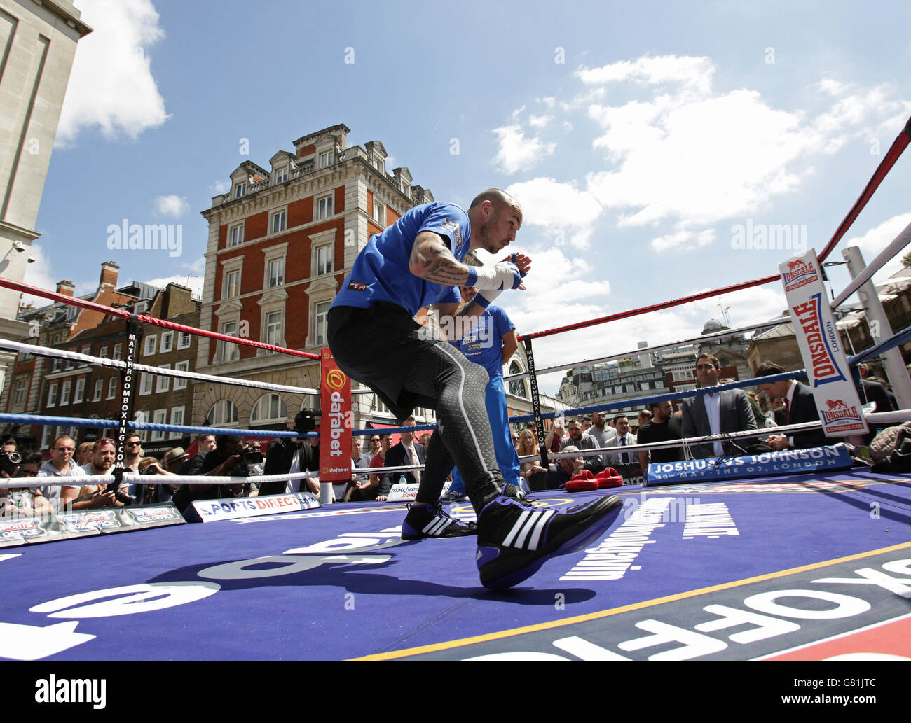 Boxer kevin mitchell durante un allenamento mediatico al covent garden ...