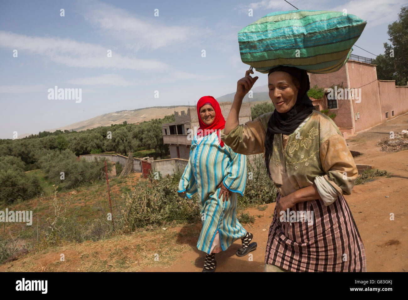 Marocco donne abiti tradizionali immagini e fotografie stock ad alta ...