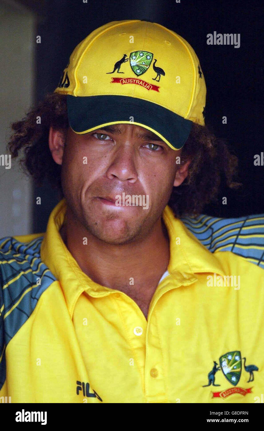 Australias andrew symonds si affaccia dal padiglione contro il ...