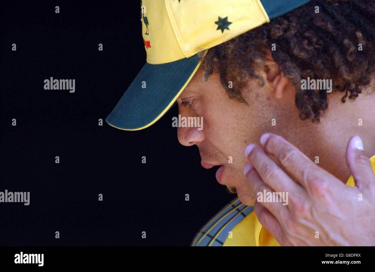 Australias andrew symonds si affaccia dal padiglione contro il ...