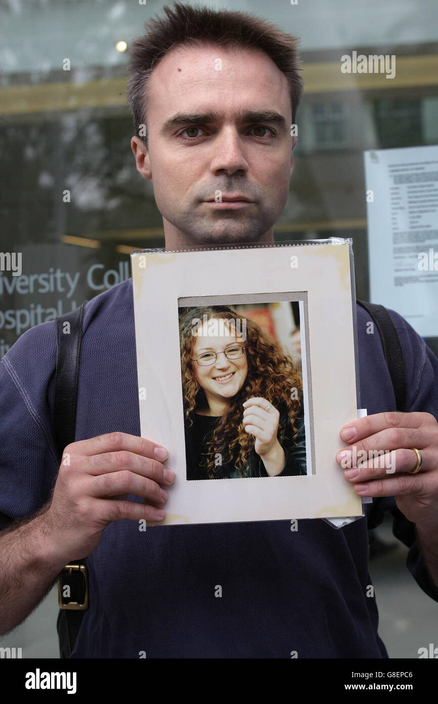 David webb contiene la foto della sua sorella mancante, laura webb ...