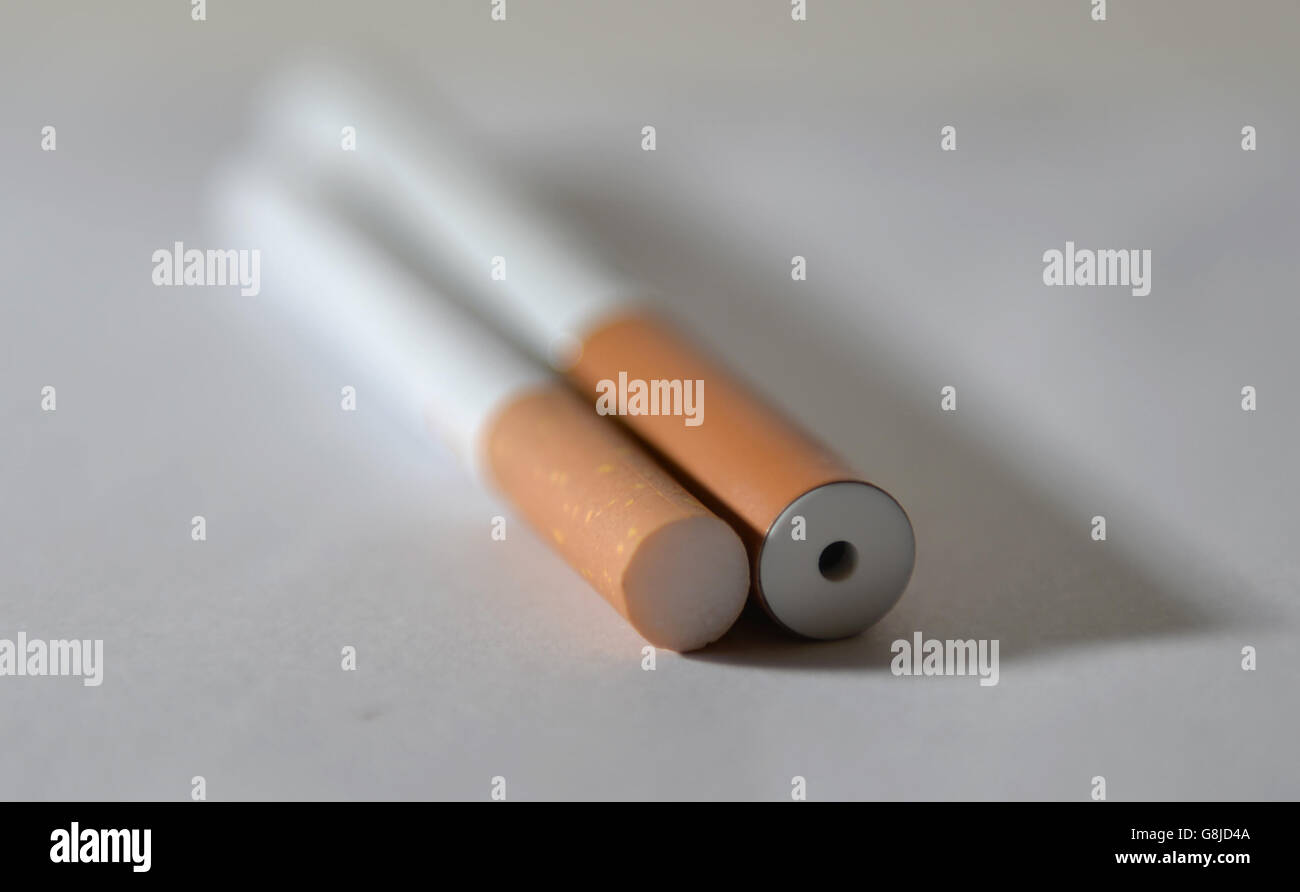 Sigarette normali immagini e fotografie stock ad alta risoluzione - Alamy