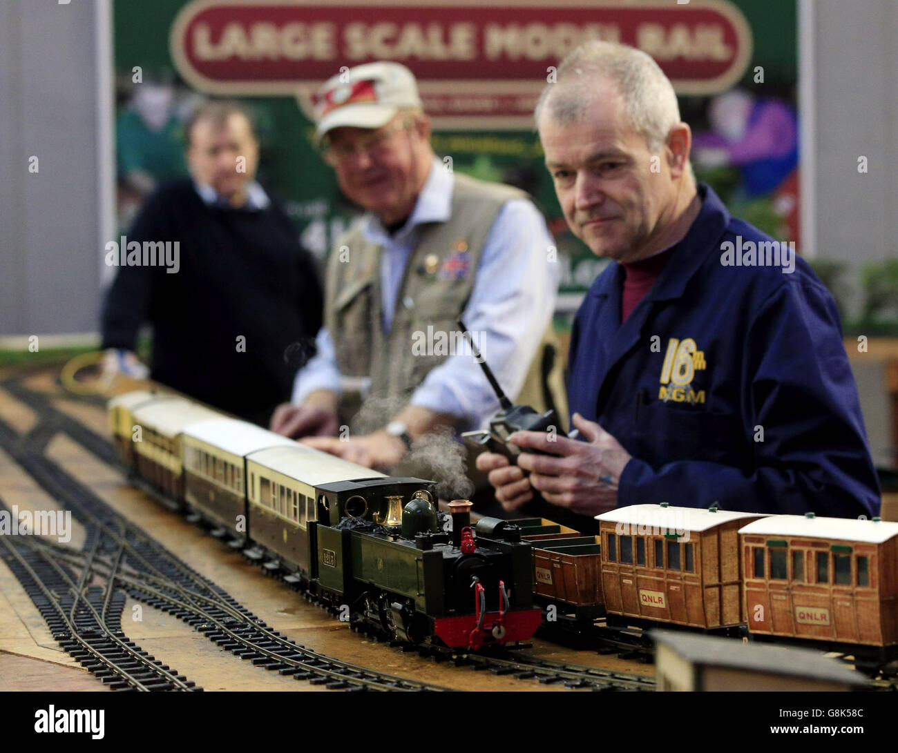 Alan Reagan dell'Association of Narrow Gauge Modelers controlla una ...